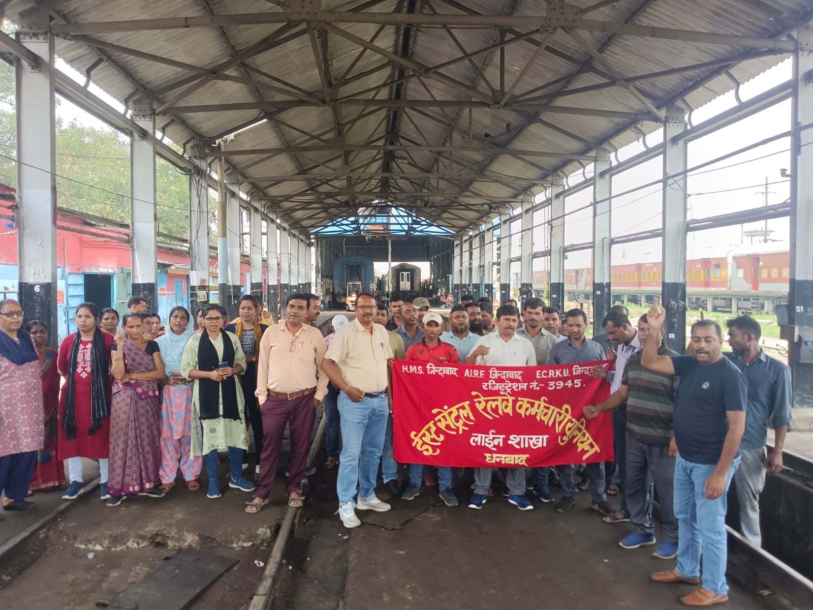 Railway employees of Dhanbad division on fast demanding restoration of ...