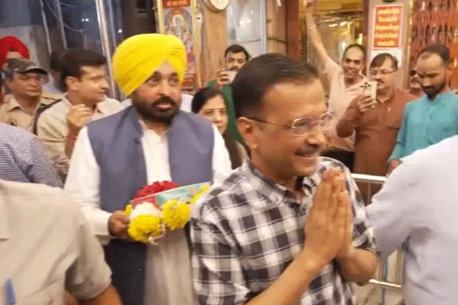 Arvind Kejriwal along with wife Sunita and Bhagwant Mann offer prayers at Delhi's Hanuman temple